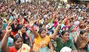 Kerala ASHA workers cut hair to protest against government indifference