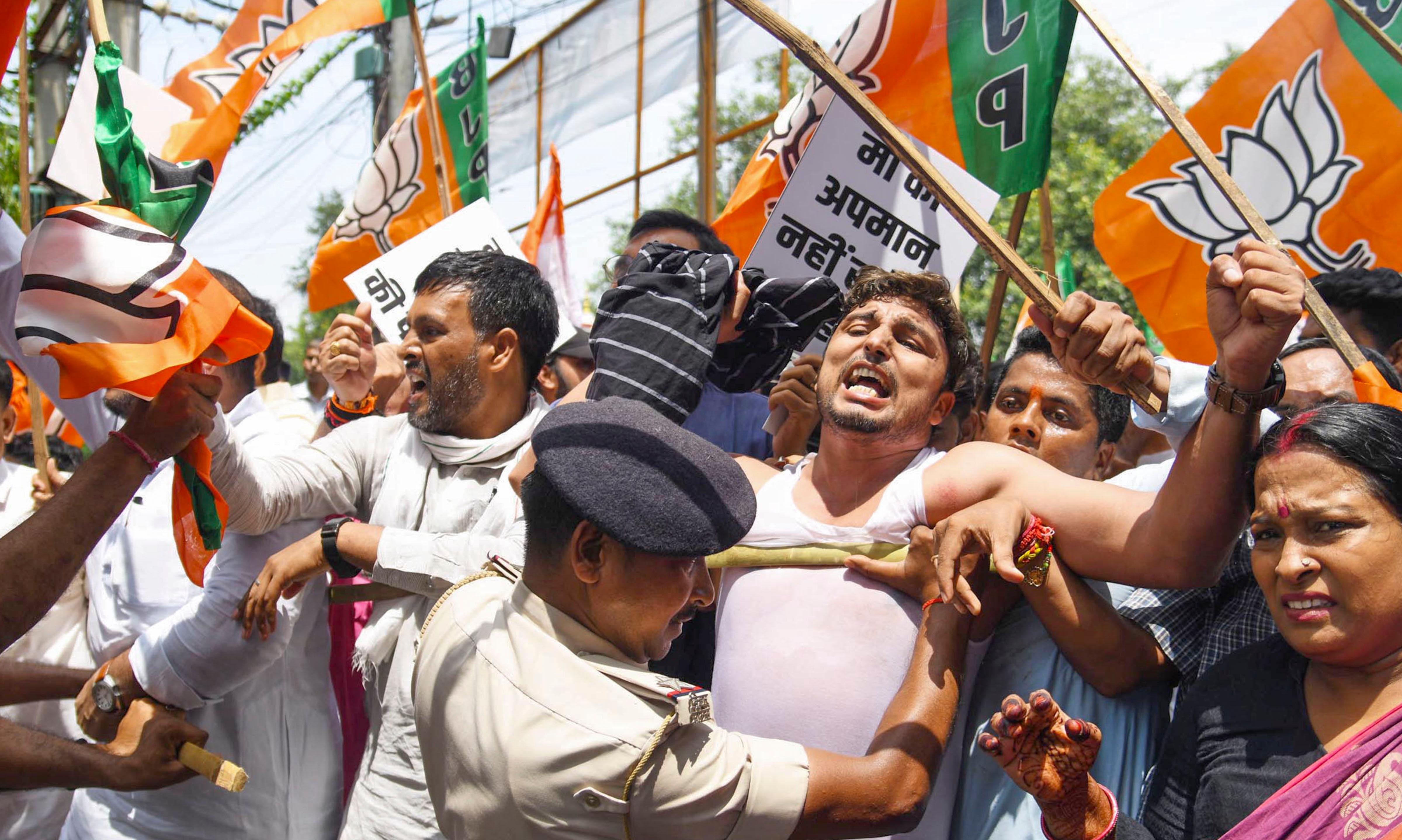 BJP Men Attacks WB Congress Head Office in Kolkata